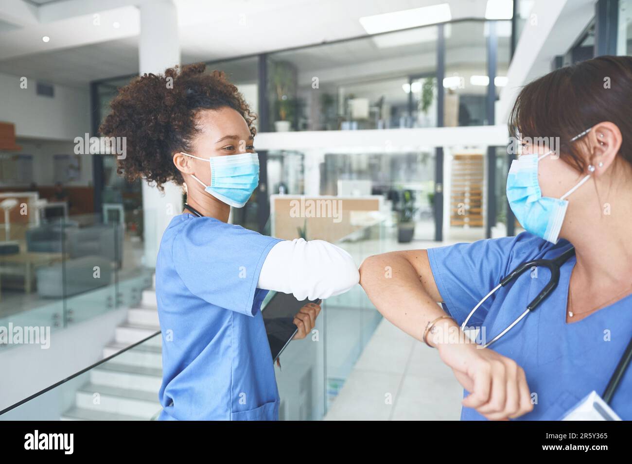 La sécurité avant tout, mais amusez-vous. une jeune infirmière ...