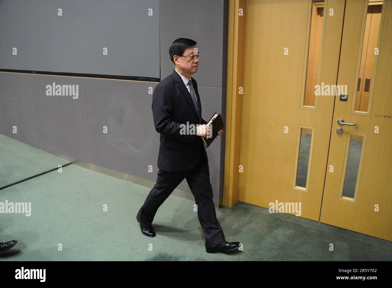 Hong Kong, Chine. 8th avril 2023. John Lee quitte la session de médias ...