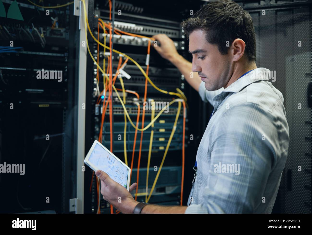 Salle des serveurs, ingénieur et homme travaillant avec une tablette ...