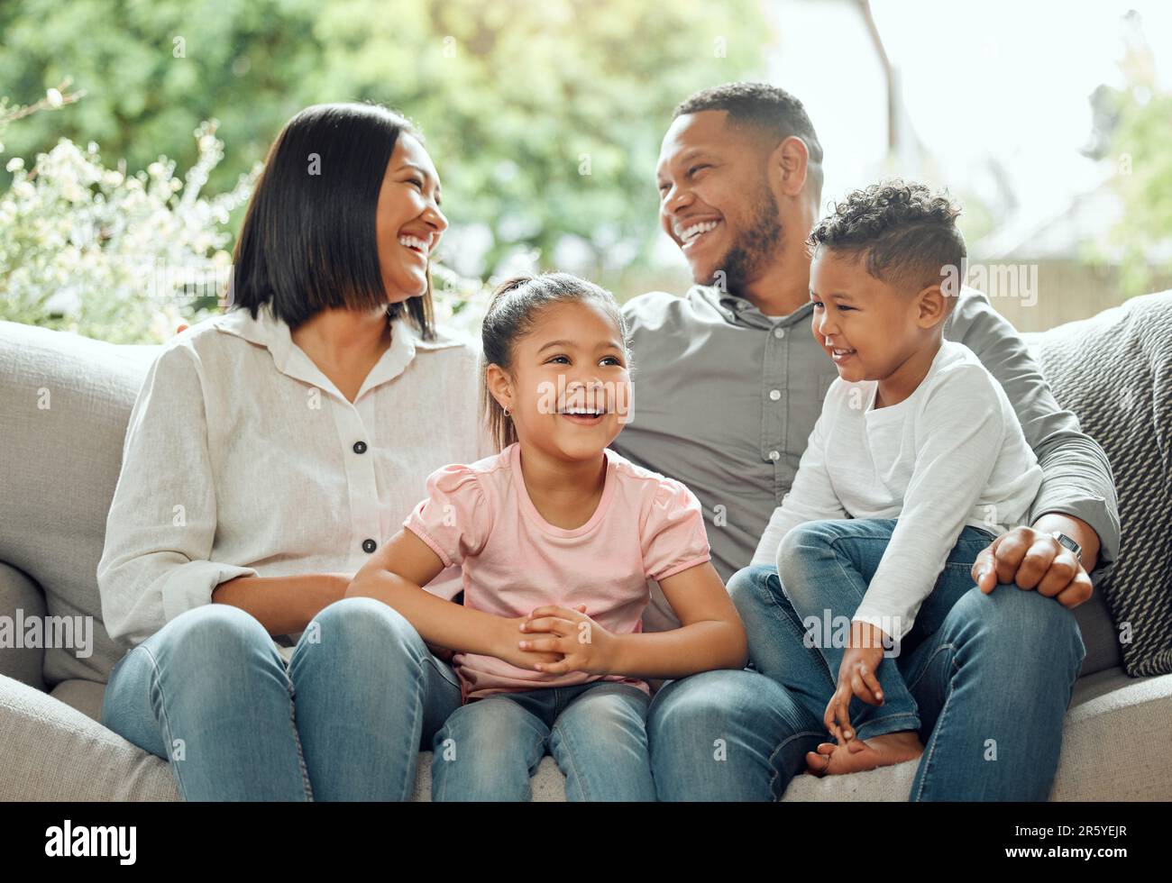 La famille, les parents rient avec les enfants et se détendent sur le ...