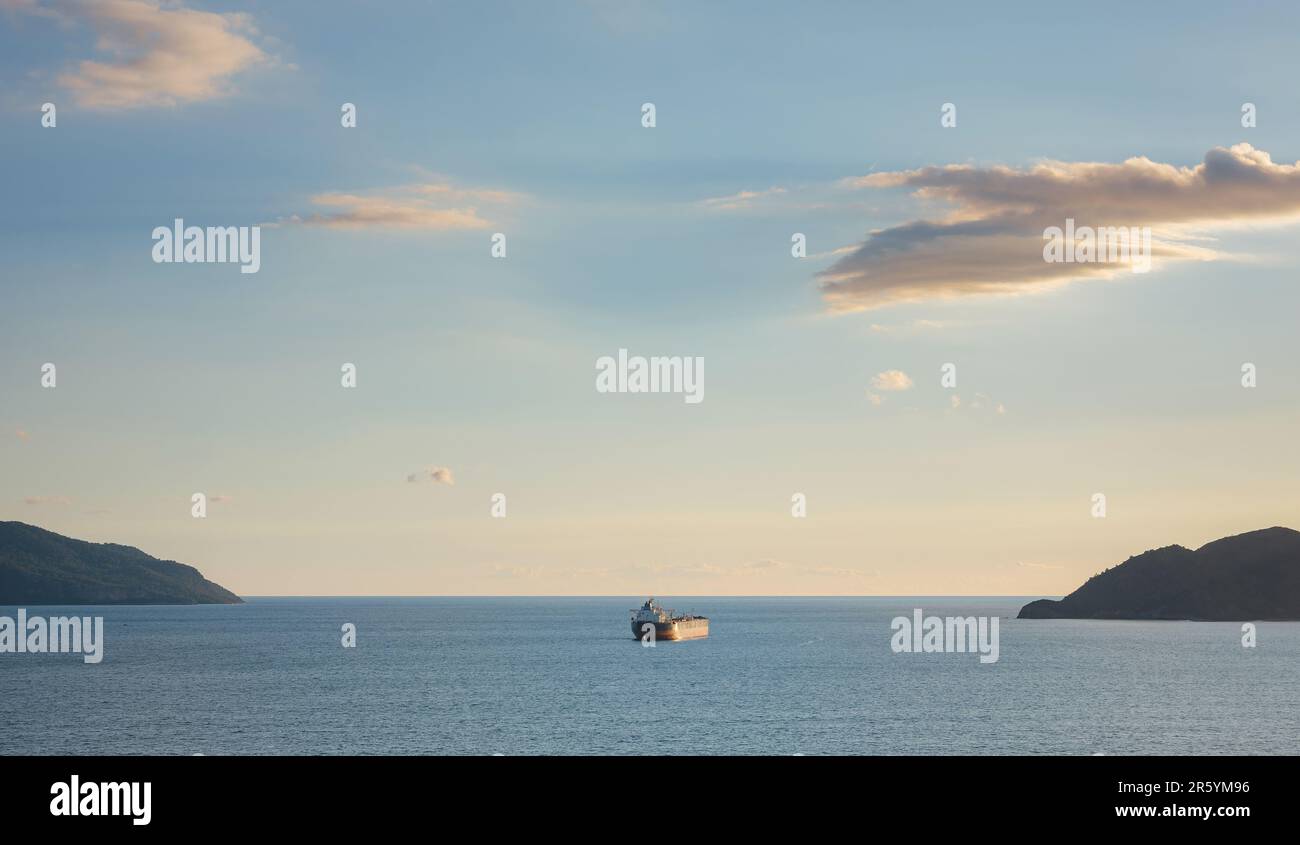 Vue du bateau à conteneurs ou chalutier de pêche naviguant au-dessus d ...