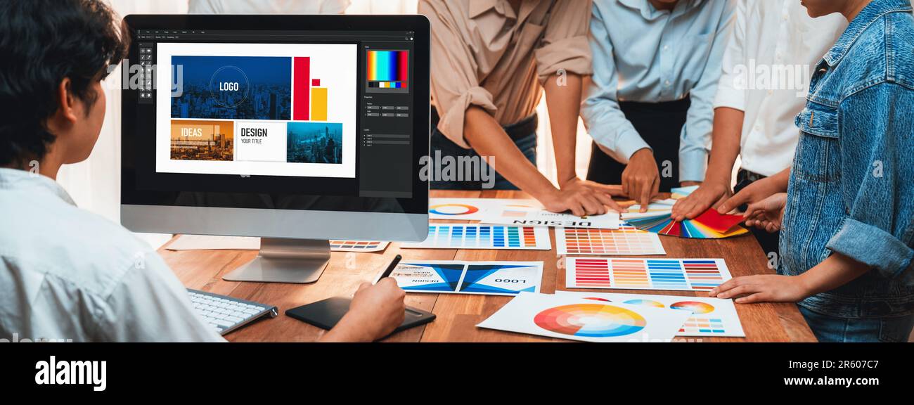 Graphiste travaille sur un ordinateur portable et avec un stylo à dessin graphique tout en ...