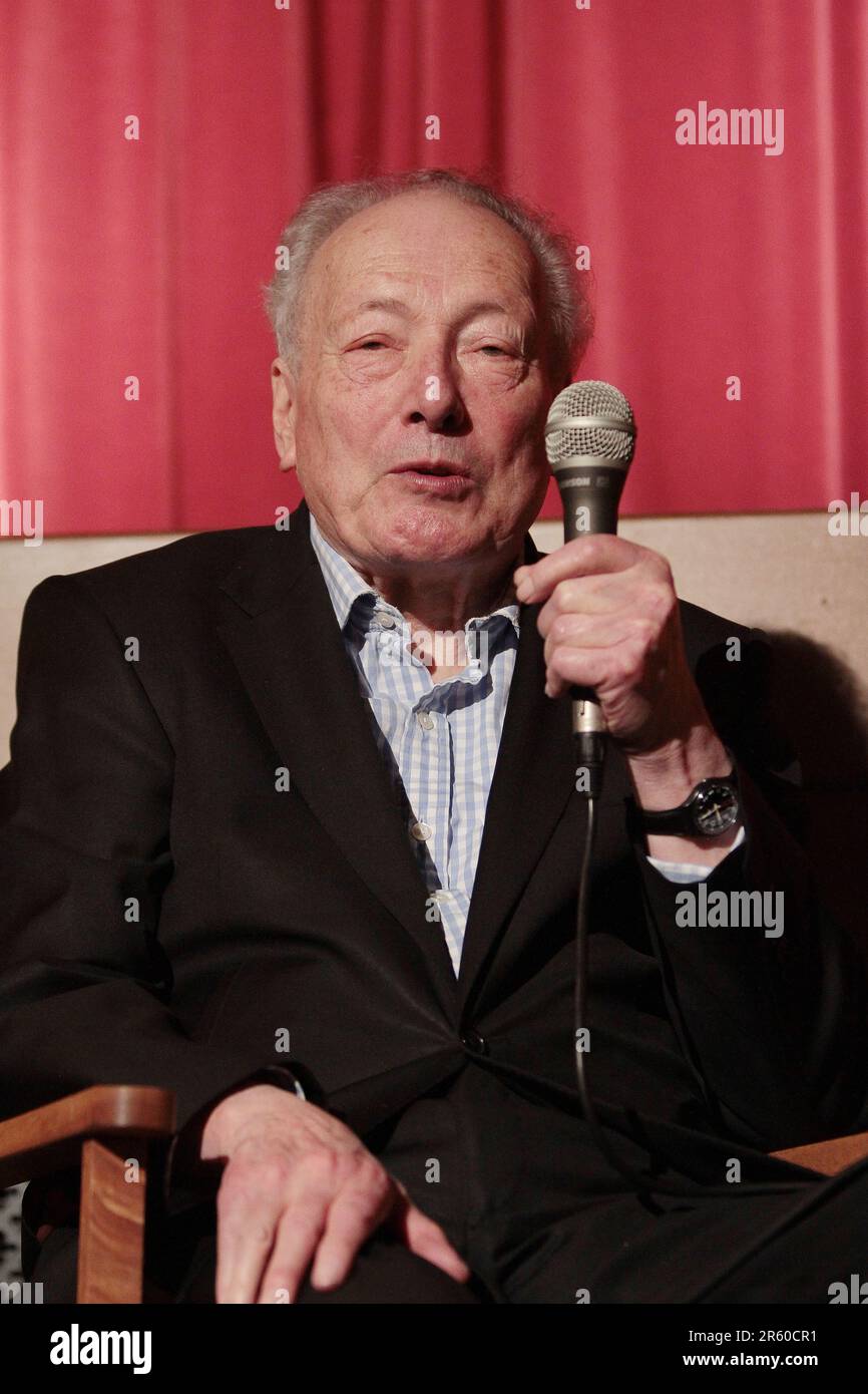 Le réalisateur Robin Hardy à la première de 'The Wicker Tree', une ...