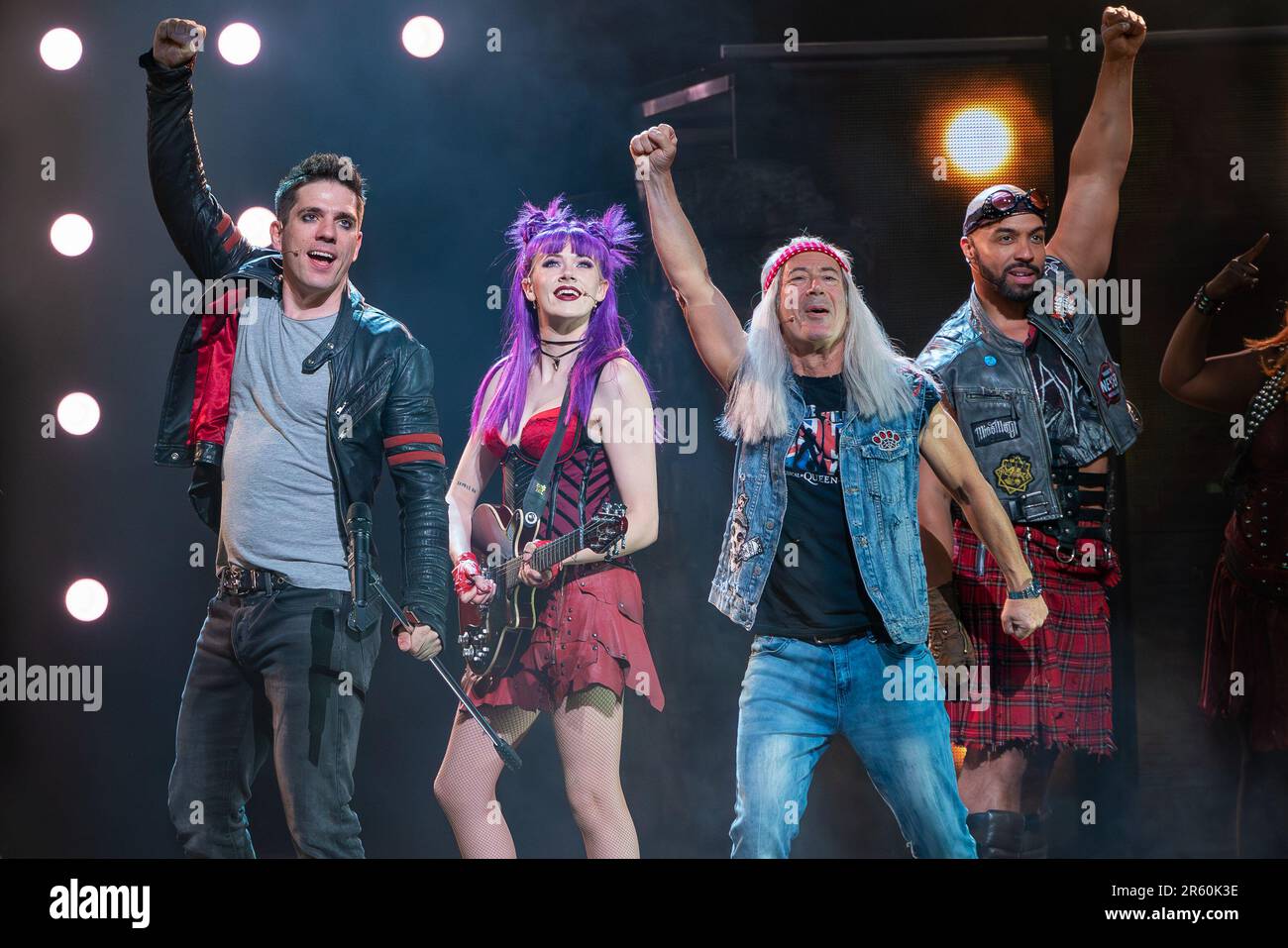 Le G-D Ian McIntosh, Elena Skye, Ben Elton et Adrian Hansel en costumes ...