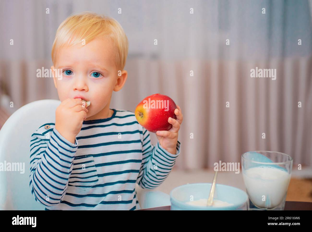 Nutrition du bébé. Mangez sainement. Tout-petit ayant un en-cas à la ...