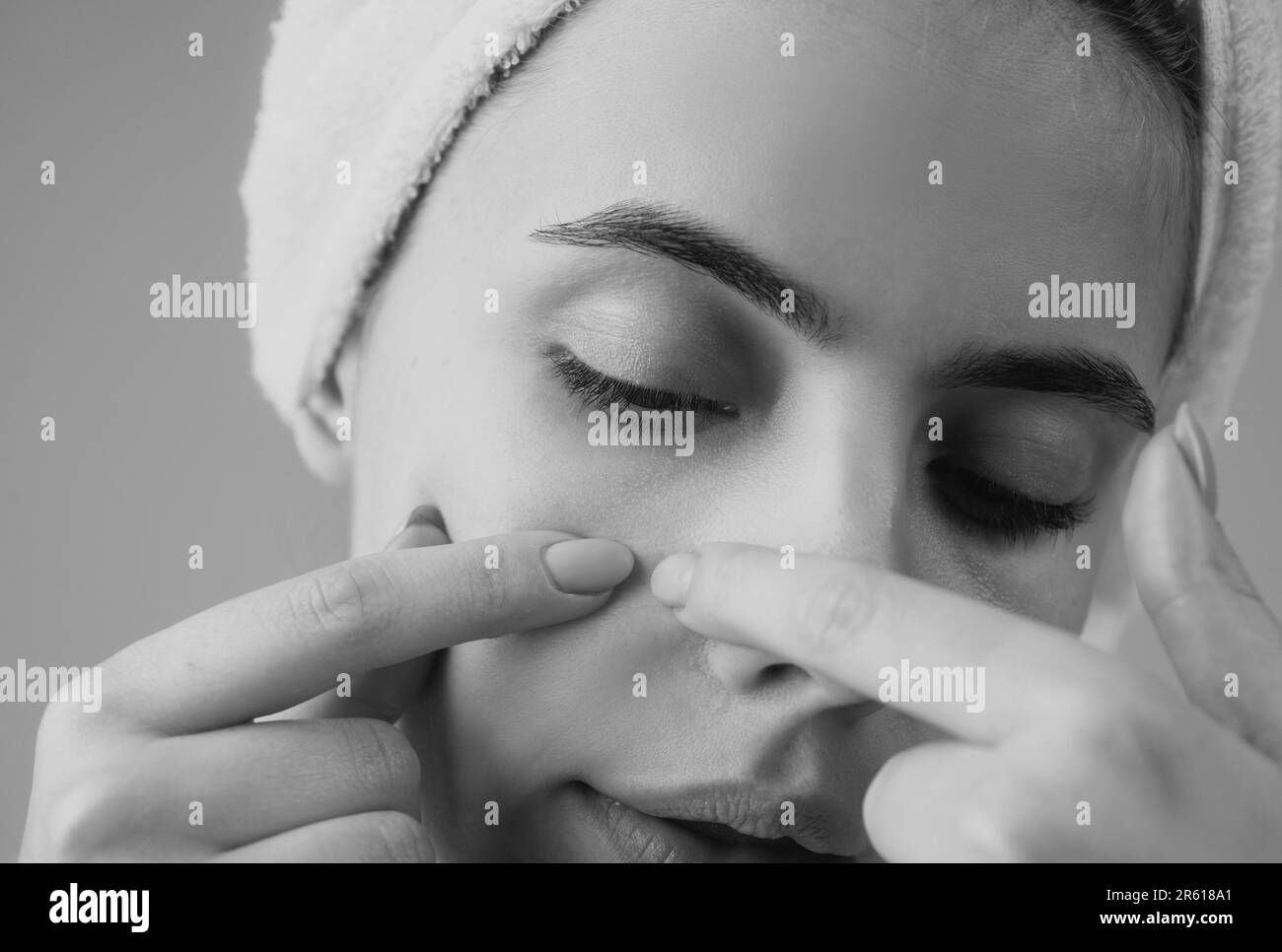 Fille pressant des boutons sur le visage. Taches de défaut d'acné sur ...