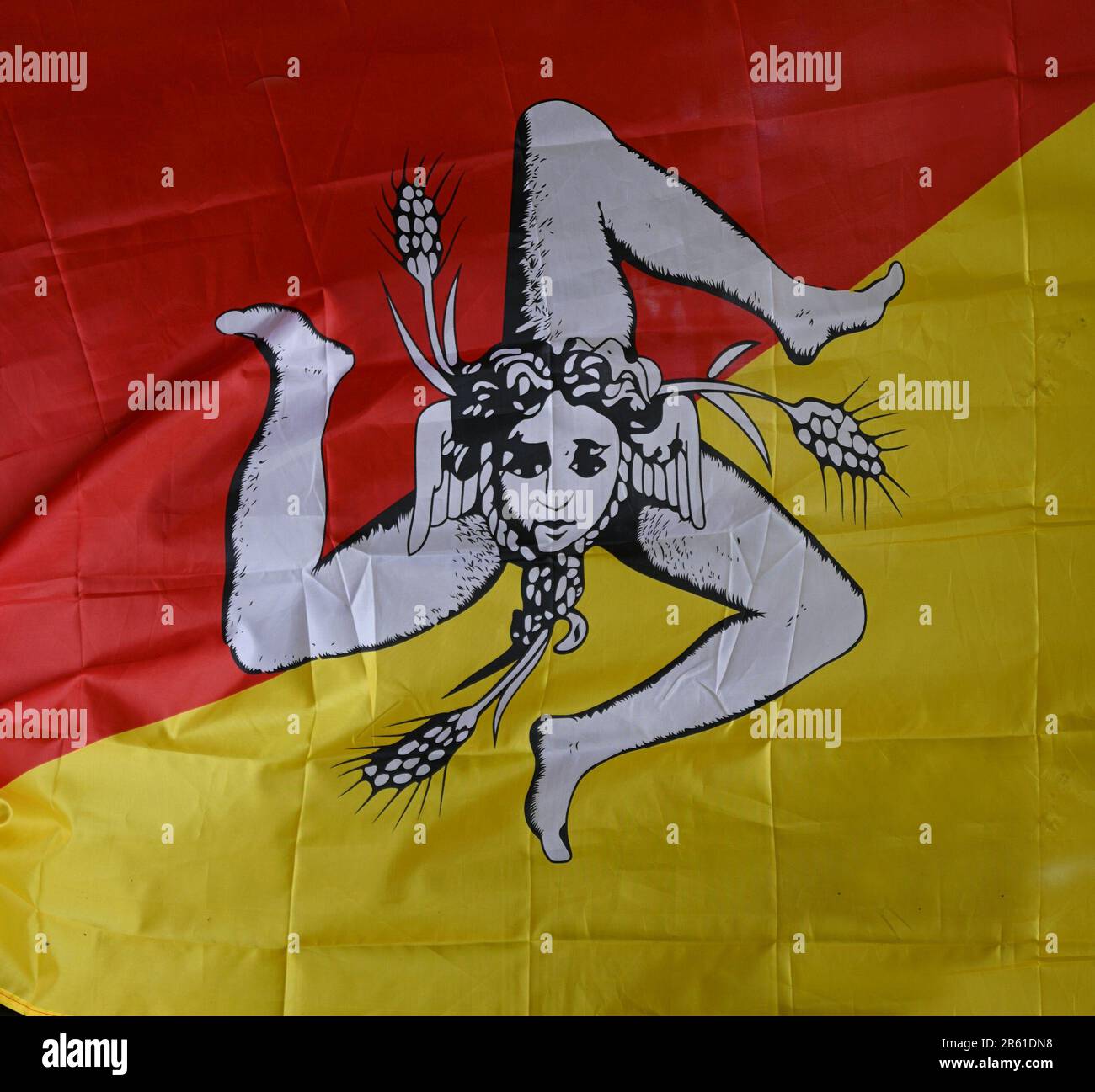 Drapeau sicilien rouge et jaune avec le symbole de Trinacria caractérisé par la présence des ...
