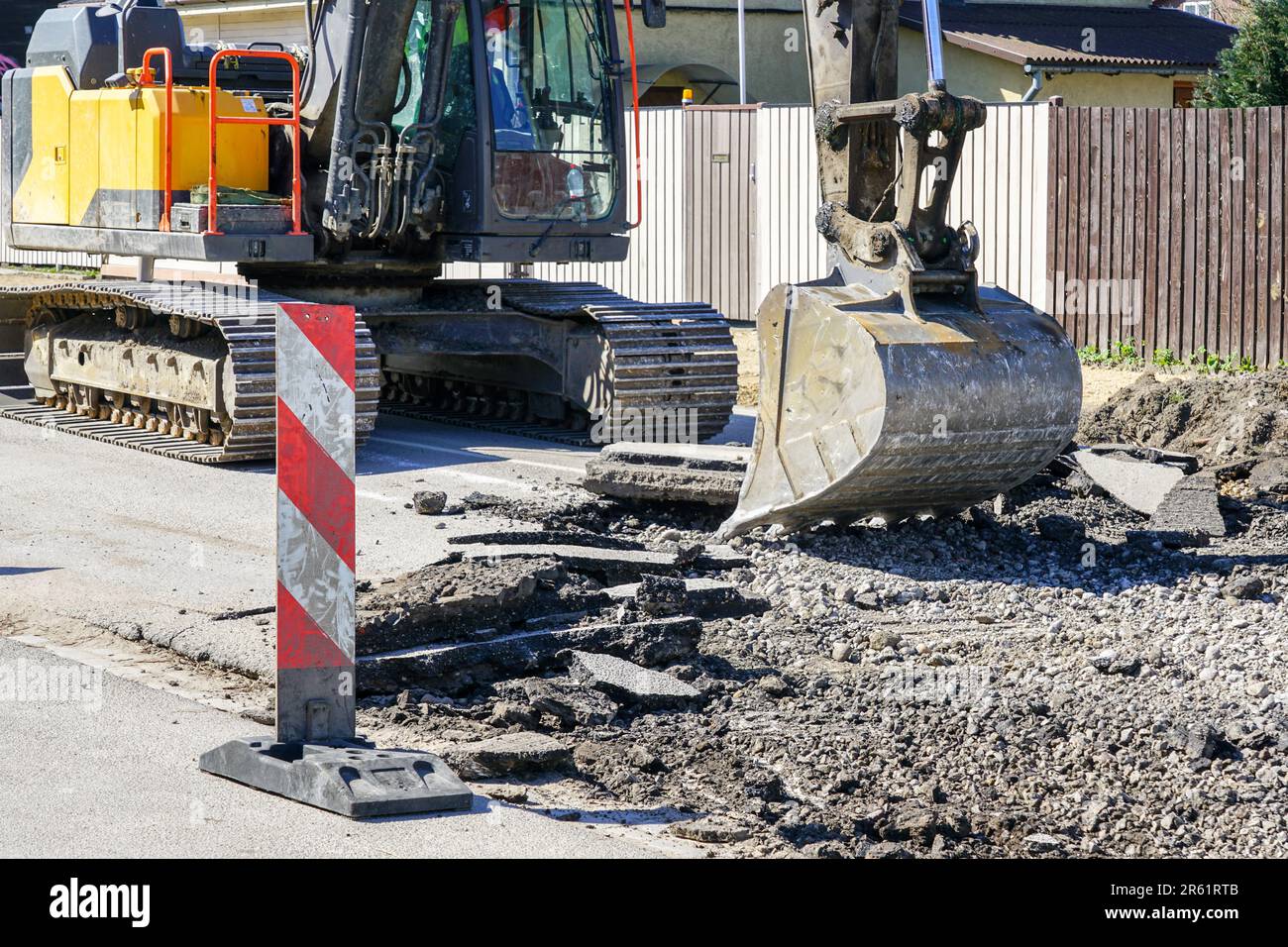 Une grande excavatrice sur chenilles avec un godet démonte l'ancienne ...