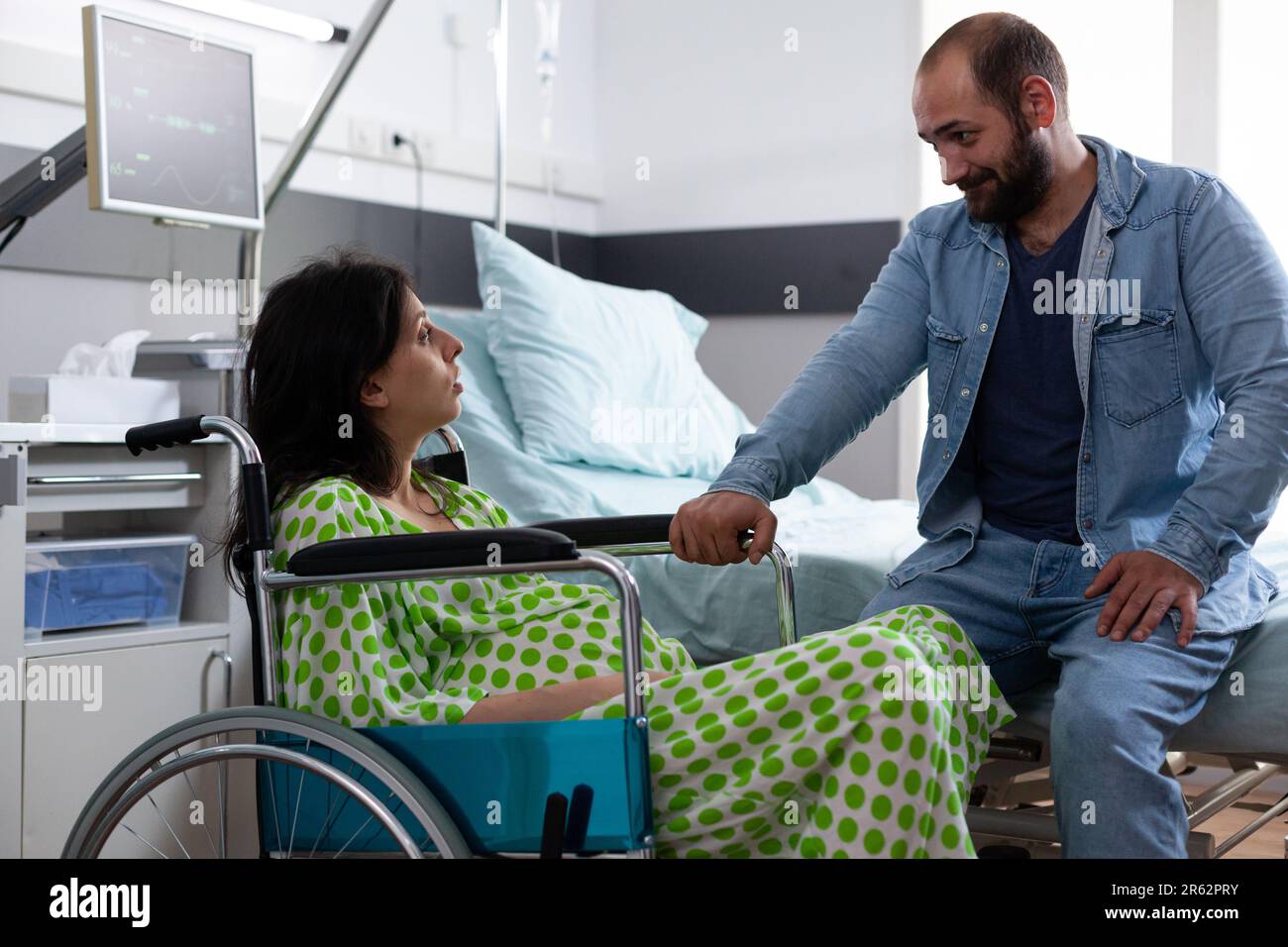 Couple s'attendant à un enfant dans la salle d'hôpital parlant de la ...