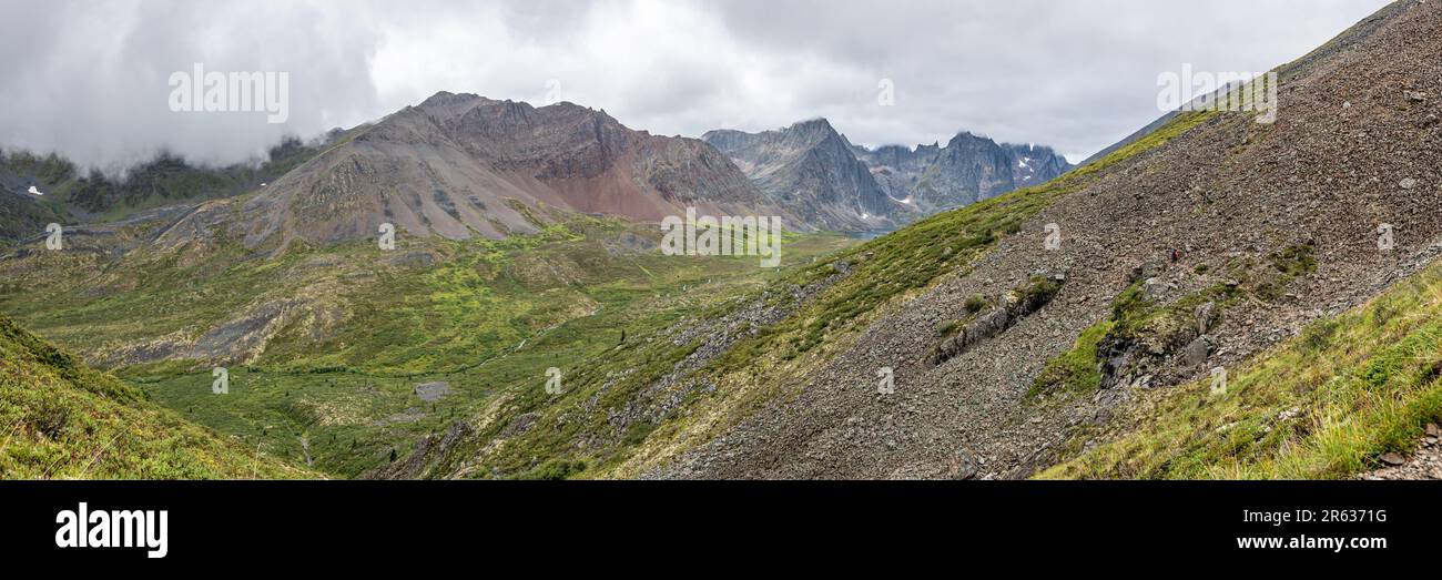 Sommets montagneux du parc territorial de Tombstone dans le nord du ...
