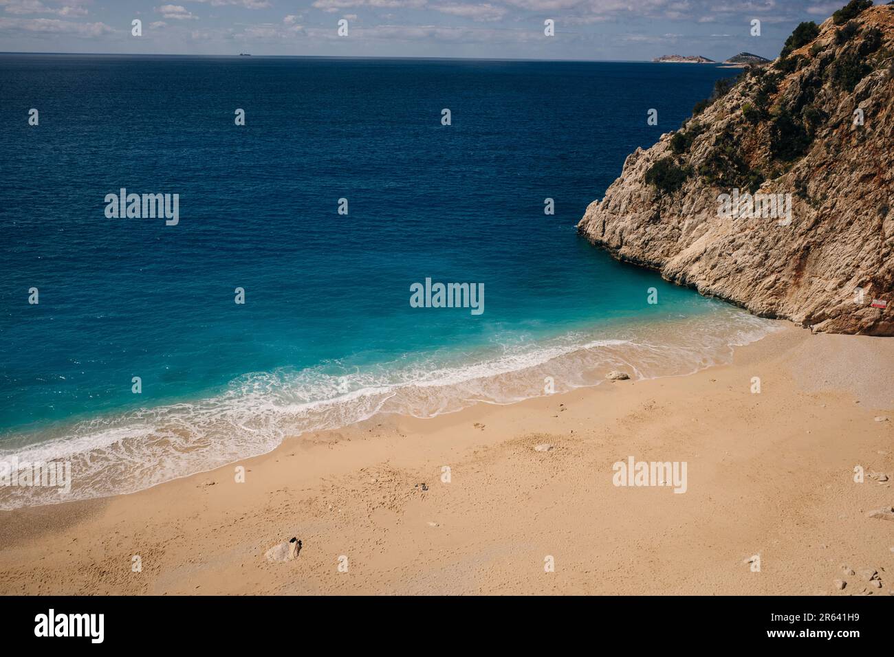 Plage de Kaputas avec de l'eau bleue sur la côte de la région d'Antalya ...