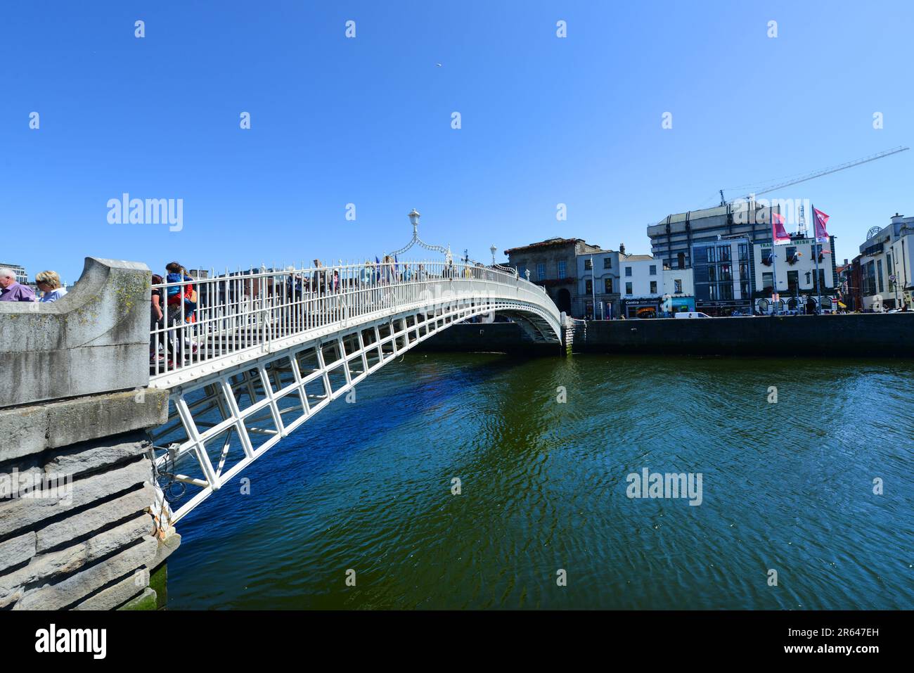 Le pont ha'penny est un pont piétonnier emblématique au-dessus de la ...