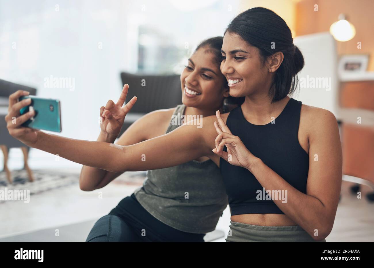 Fitness, signe de paix et selfie des femmes ensemble à la maison pour ...