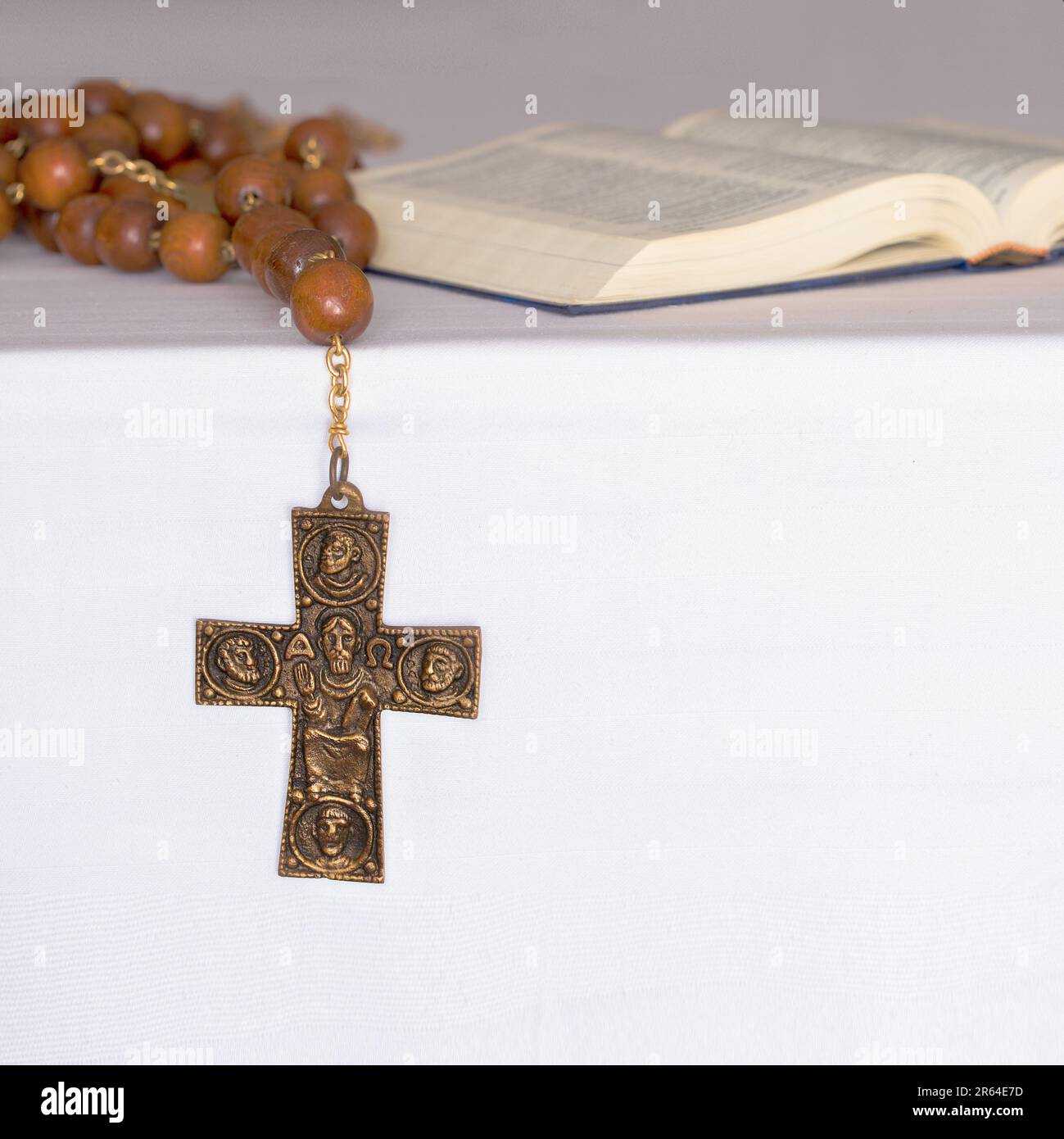 Collier de croix en bois de moine chrétien et la Sainte Bible ouverte ...