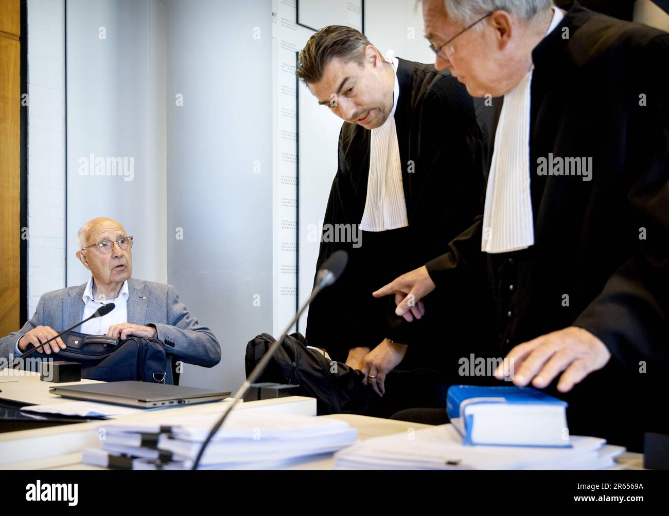 LA HAYE - la retraite de John Bakker de Leeuwarden avec son avocat Jos ...