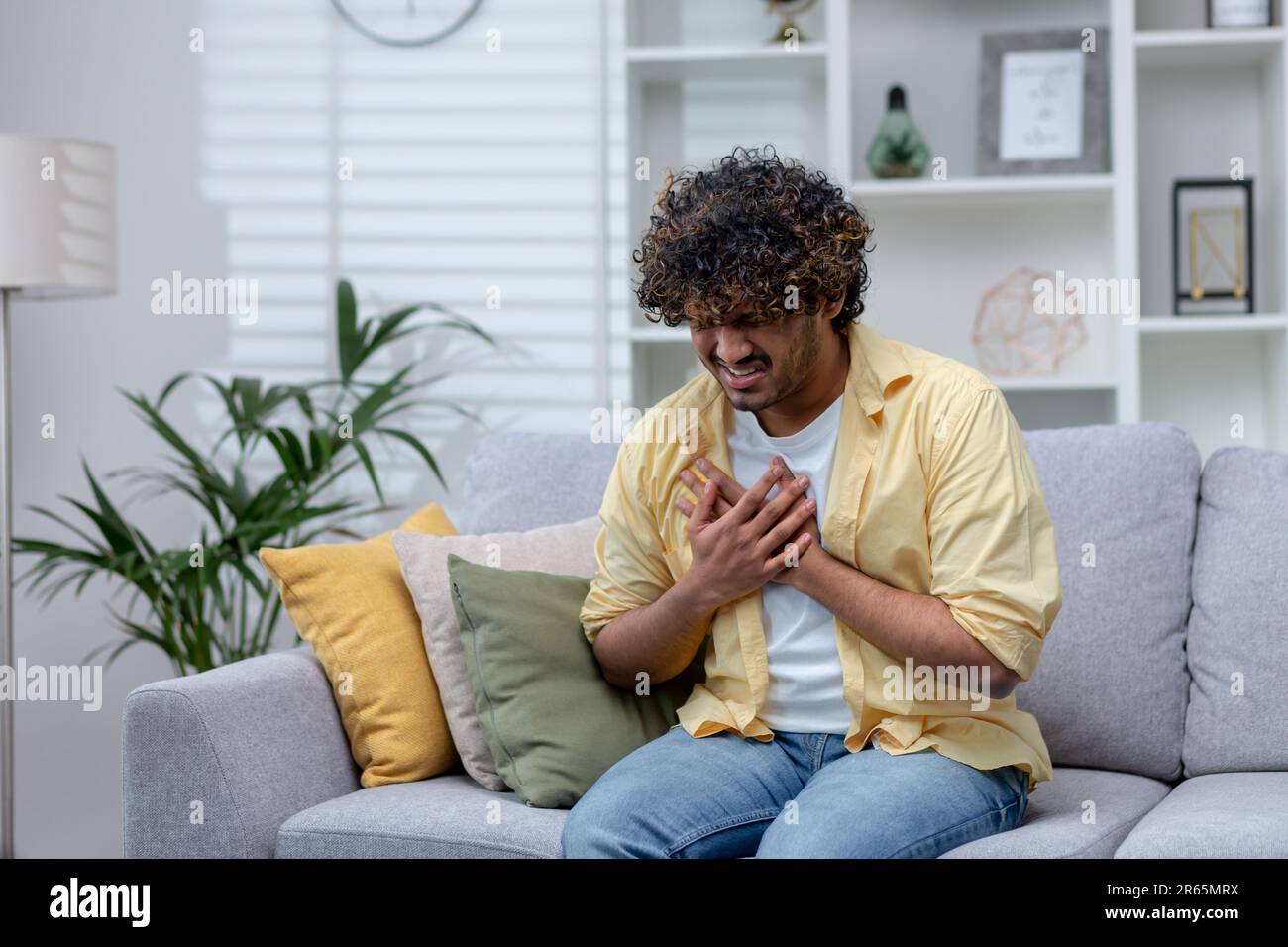Homme malade ayant une douleur thoracique sévère et une crise cardiaque ...