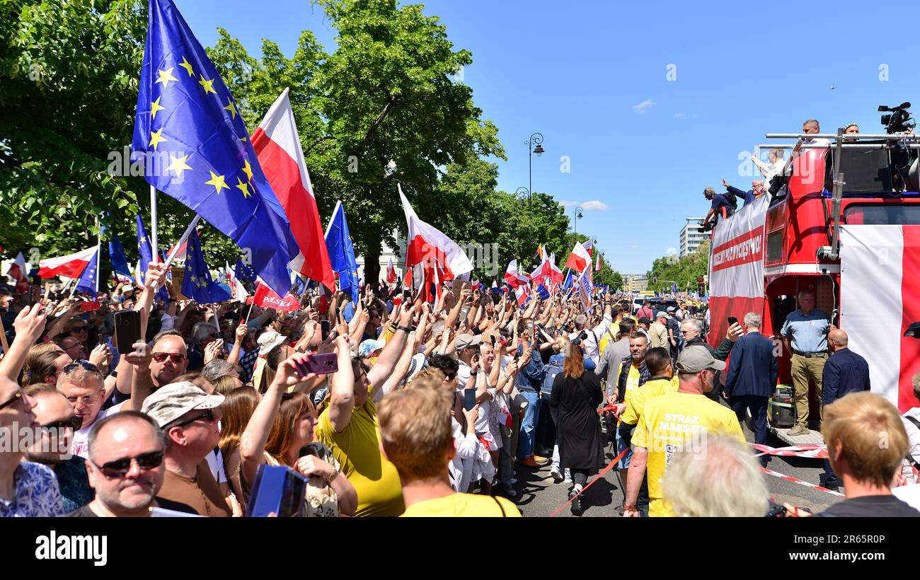 Varsovie, Pologne. 4 juin 2023. Des centaines de milliers de personnes ...