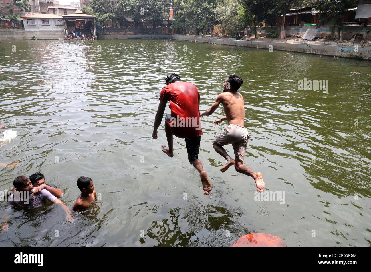 DHAKA, BANGLADESH - JUIN 2 : les gens se baignent dans un étang du vieux Dhaka, sur le 2 juin ...