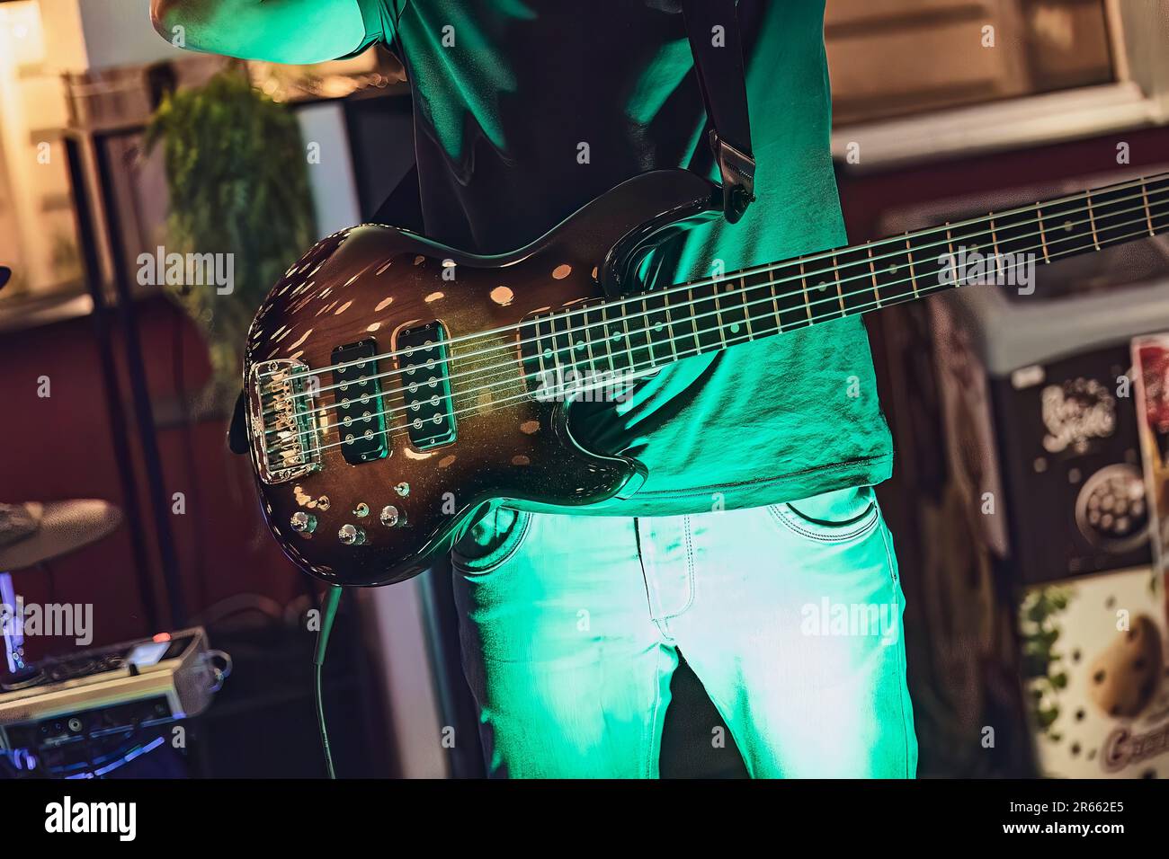 Masi, Italie, 24 avril 2023 : un moment captivant d'un bassiste ...