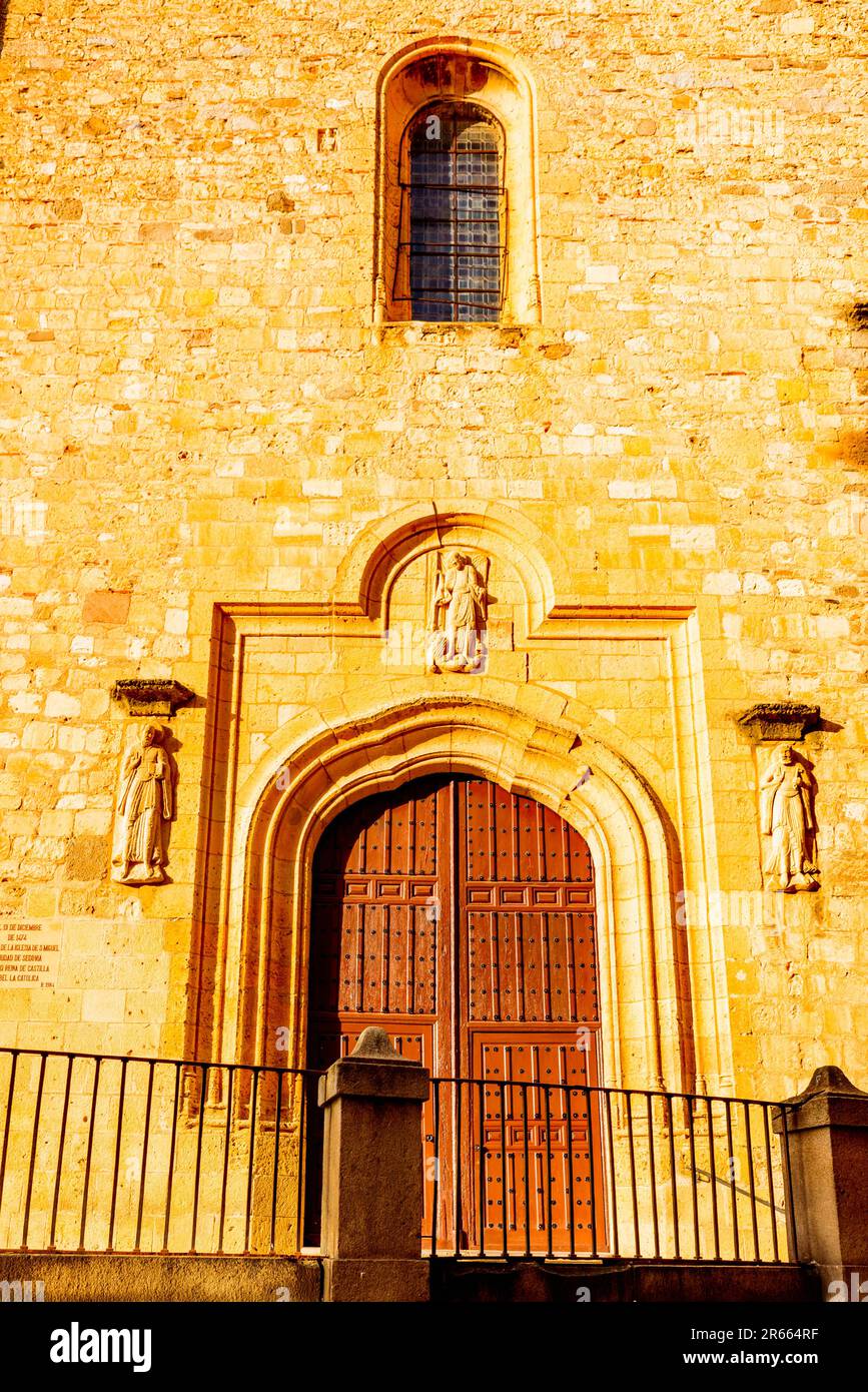 Portail roman appartenant à l'église primitive de San Miguel. À côté de ...
