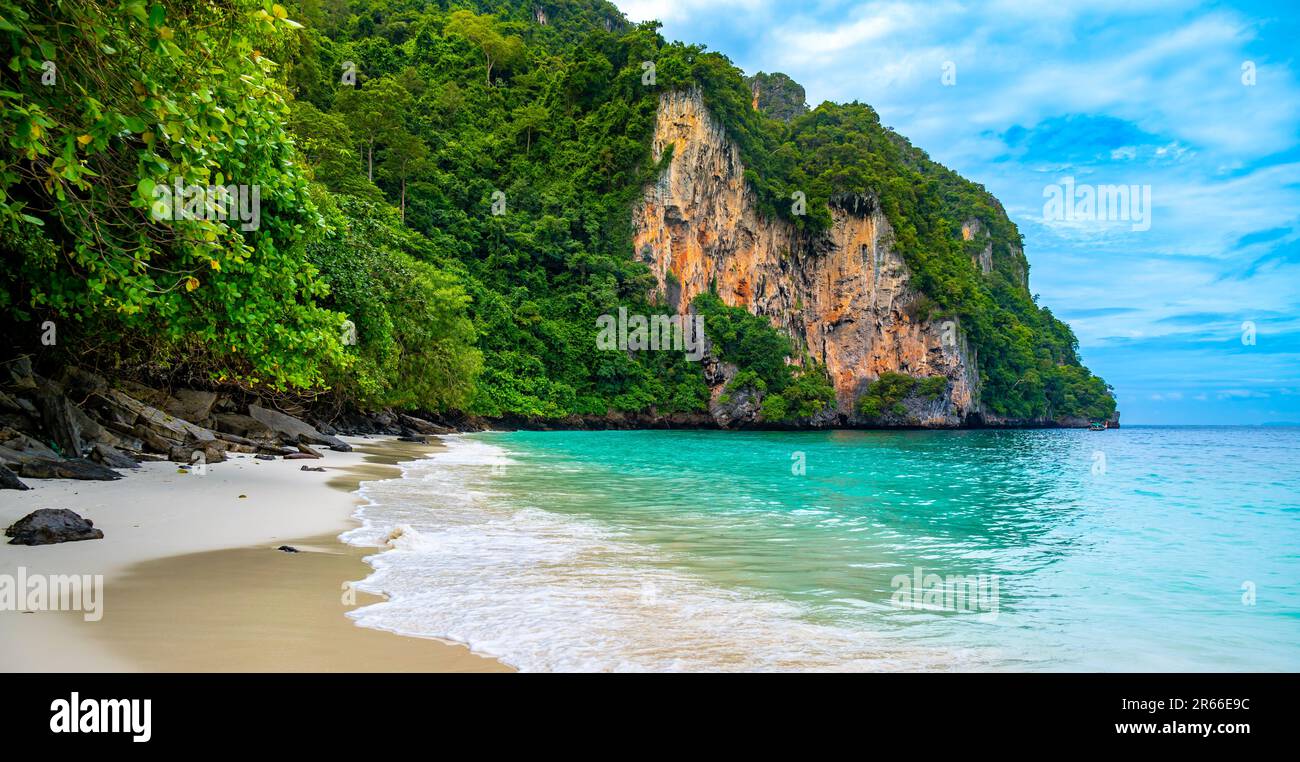 Vue sur la plage des singes des îles de Ko Phi Phi, Thaïlande. Célèbre ...