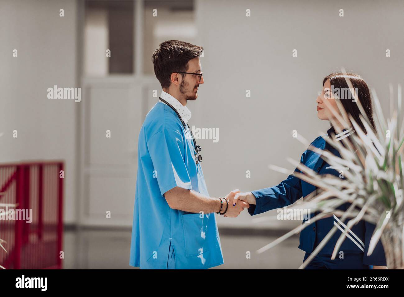 Un médecin et l'infirmière en chef du service médical échangent une ...