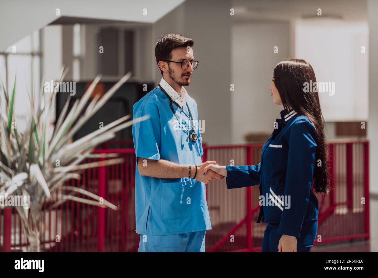 Un médecin et l'infirmière en chef du service médical échangent une ...