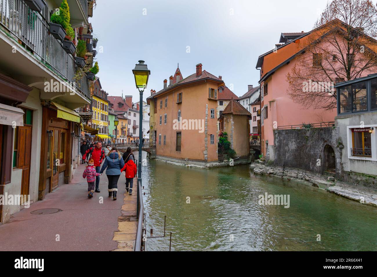 Lake annecy winter Banque de photographies et d’images à haute ...