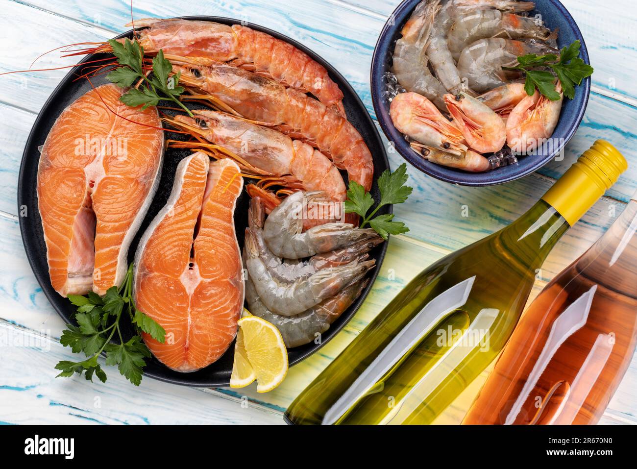 Une photo de dessus de fruits de mer frais comme les crevettes, le ...