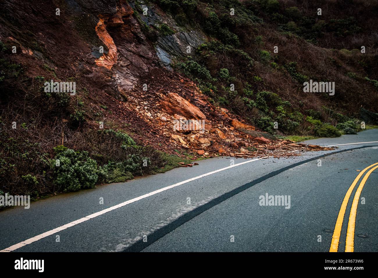 Une route de montagne sinueuse à deux voies avec un terrain rocheux de ...