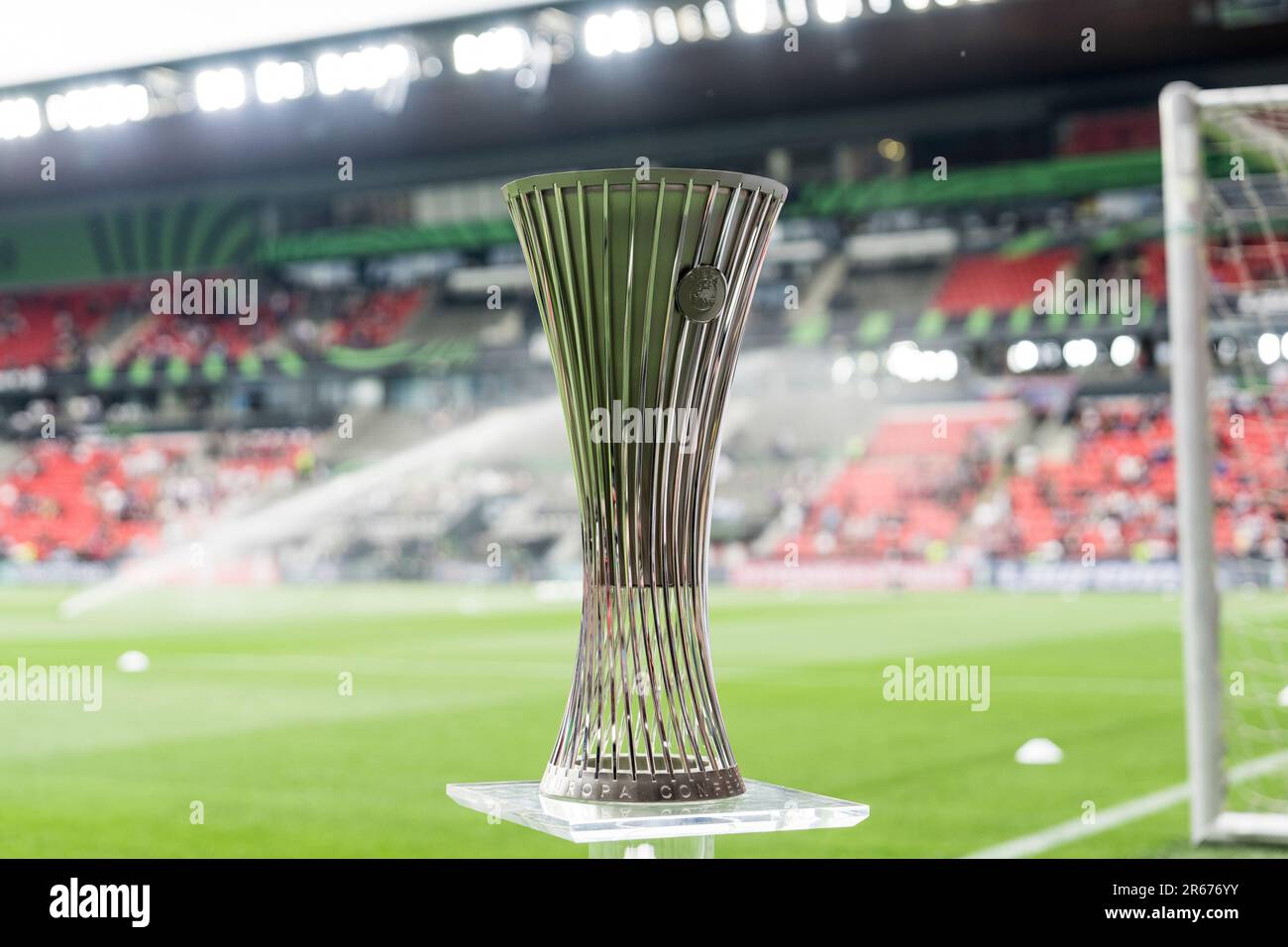 Uefa europa conference league trophy Banque de photographies et d ...