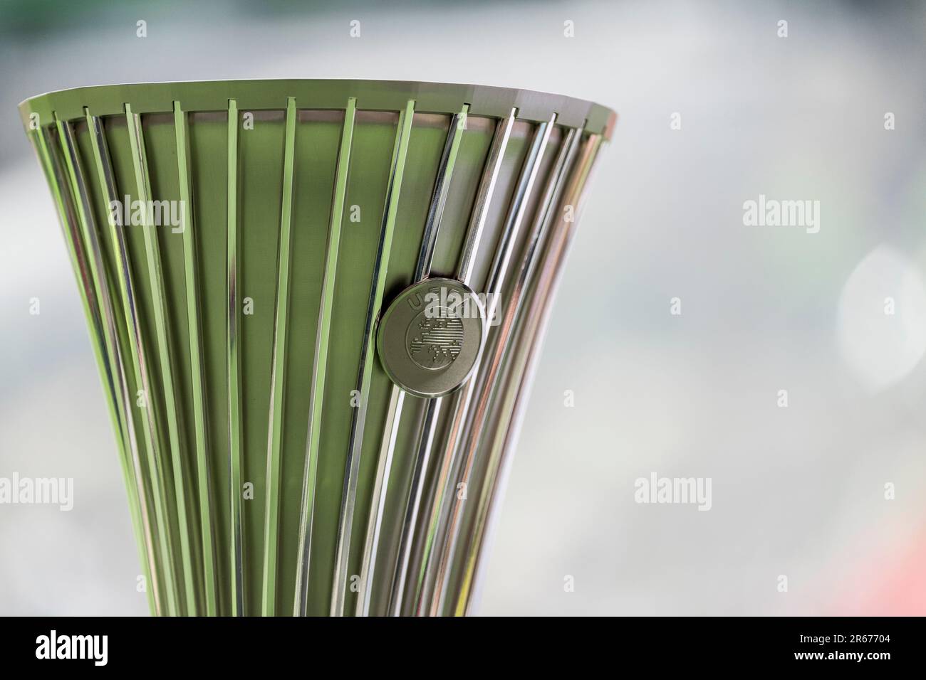 Uefa europa conference league trophy Banque de photographies et d ...