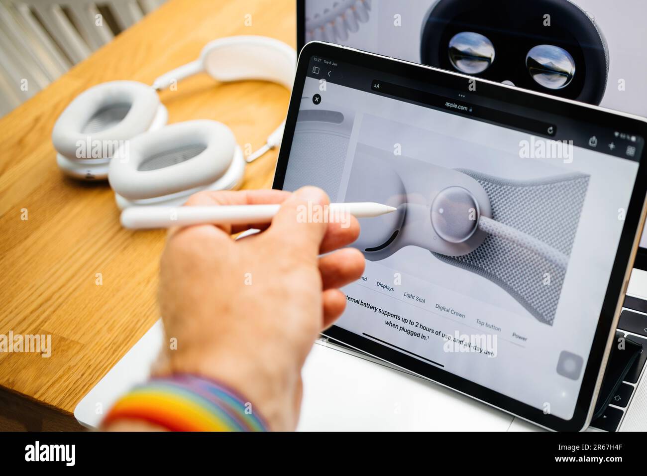 Paris, France - 6 juin 2023 : utilisateur doté d'un crayon pointant ...