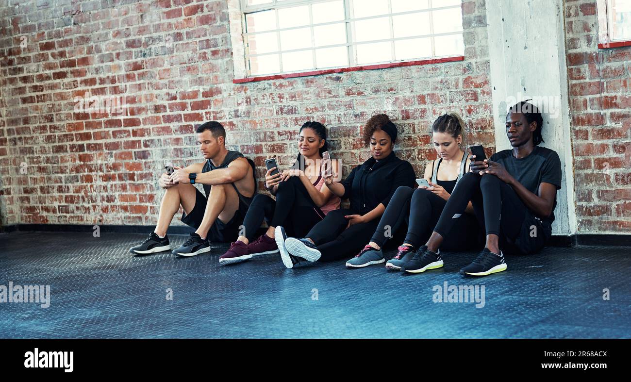 Prendre un reniflard. un jeune groupe de personnes gaies assis par le ...