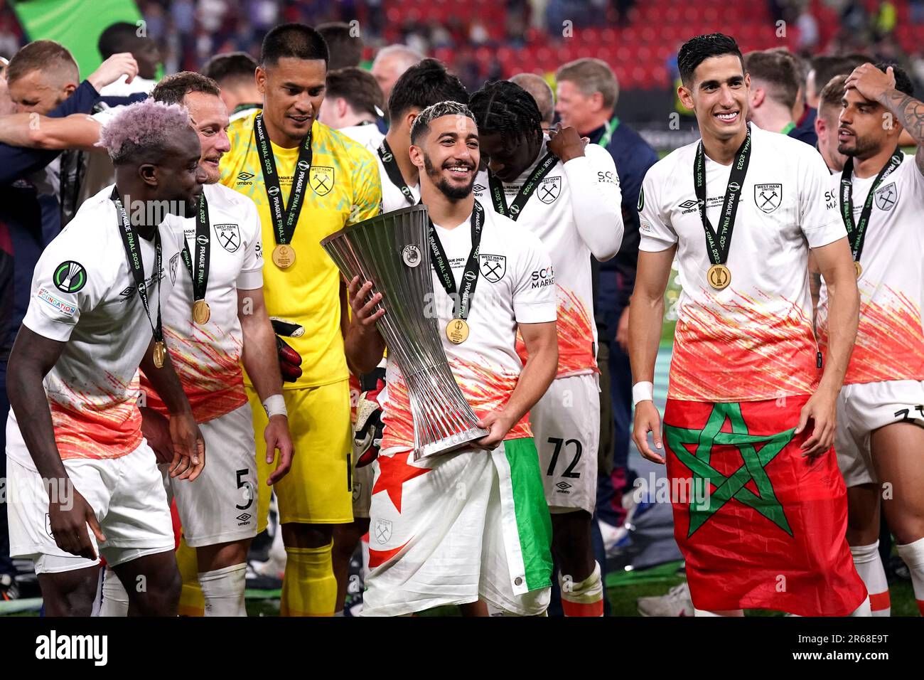 Uefa europa conference league trophy Banque de photographies et d ...