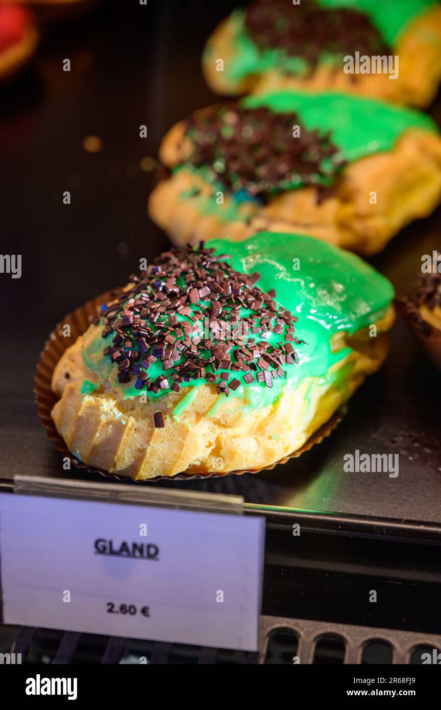 Assortiment de pâtisseries sucrées fraîches françaises avec chocolat ...