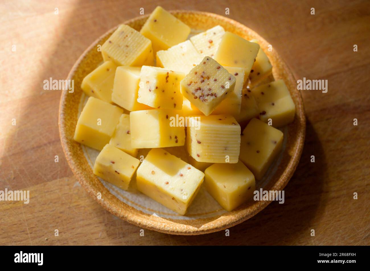 Collection de fromages, cubes de fromage de vache jaune mûr avec ...