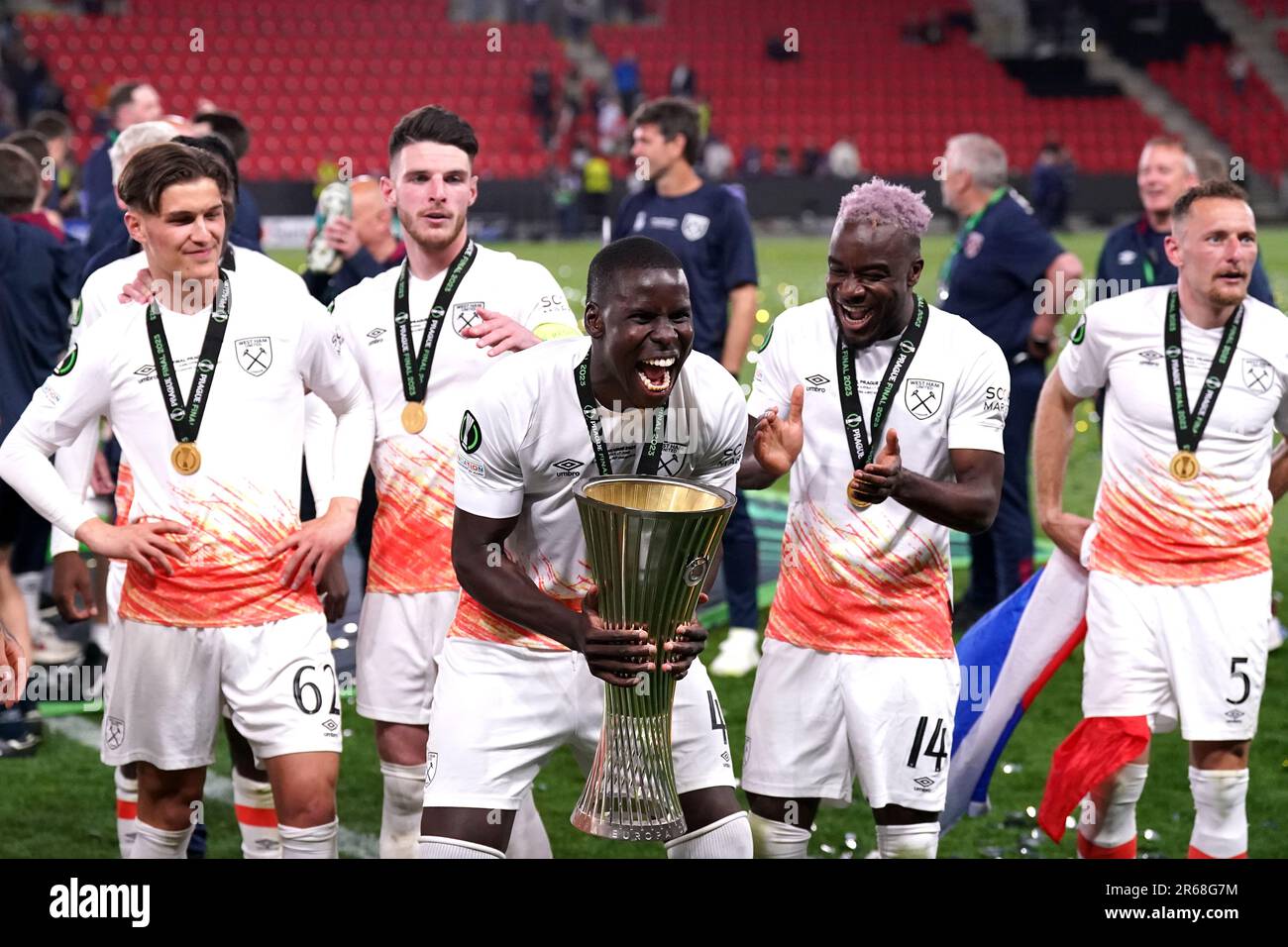 Uefa europa conference league trophy Banque de photographies et d ...