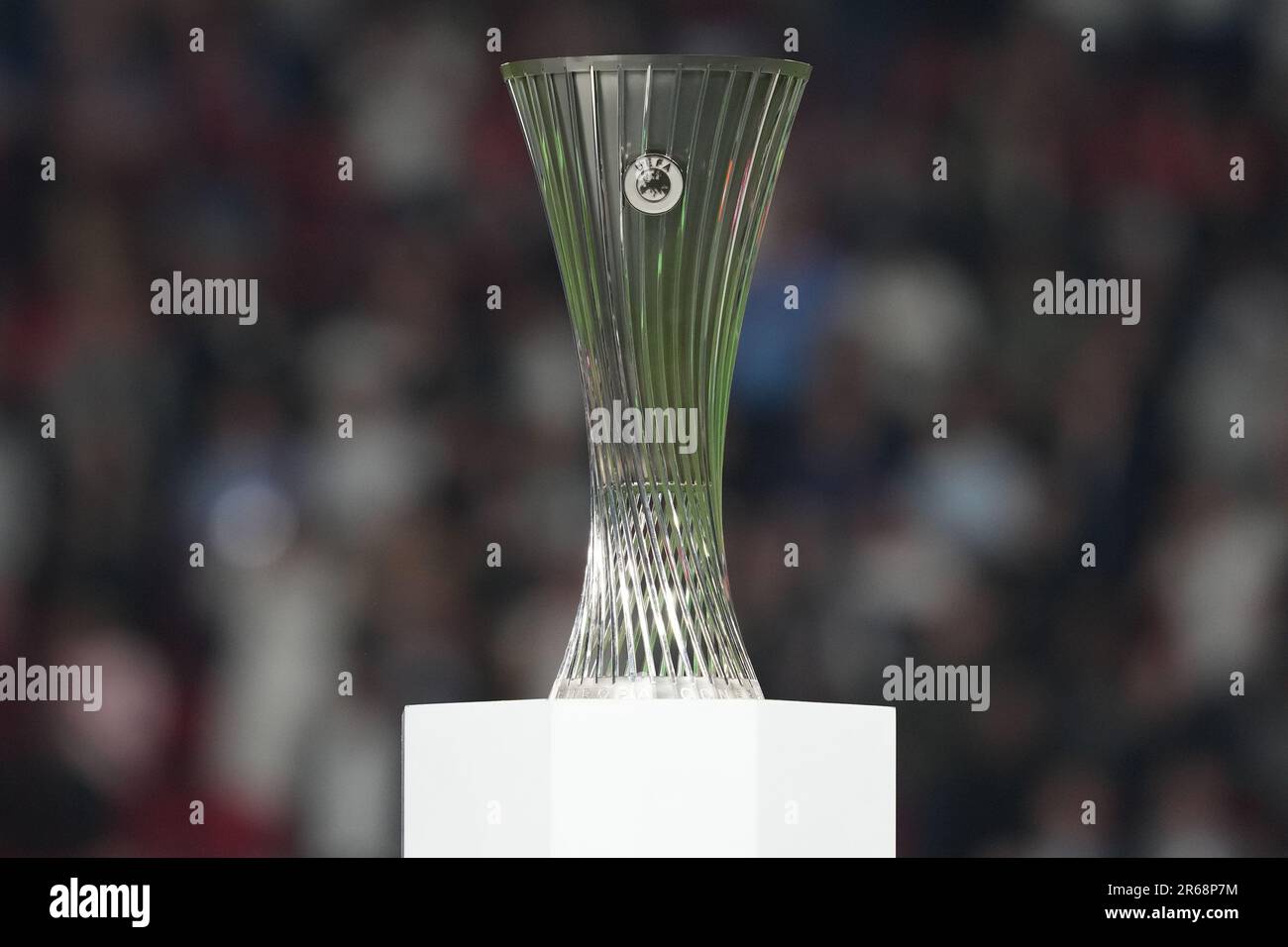 Uefa europa conference league trophy Banque de photographies et d ...