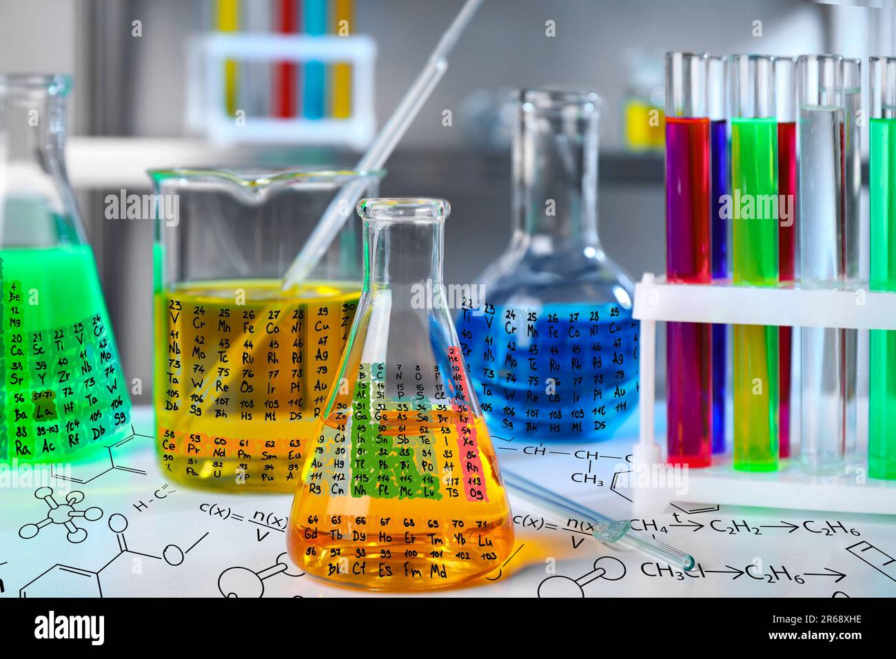 Verrerie avec échantillons sur table en laboratoire, tableau périodique ...