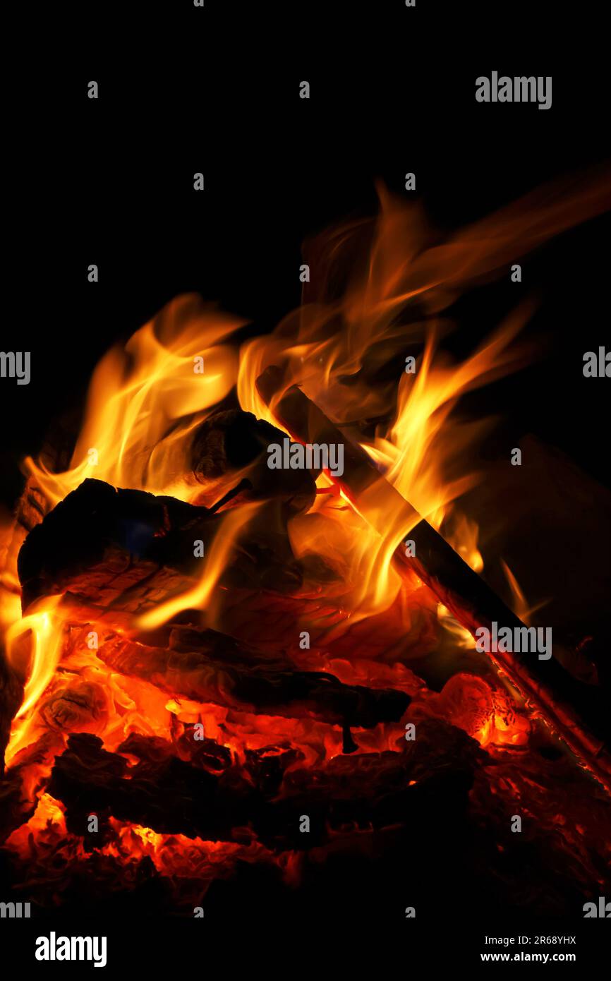 Feu, flammes, foyer extérieur la nuit, tir de longue exposition pour ...