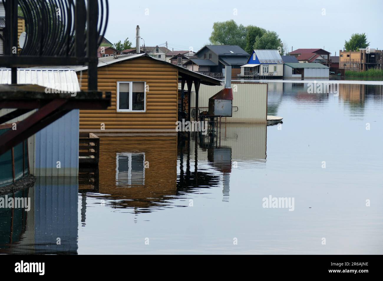 KREMENCHUK, UKRAINE - le 7 JUIN 2023 - les bâtiments sont inondés à ...