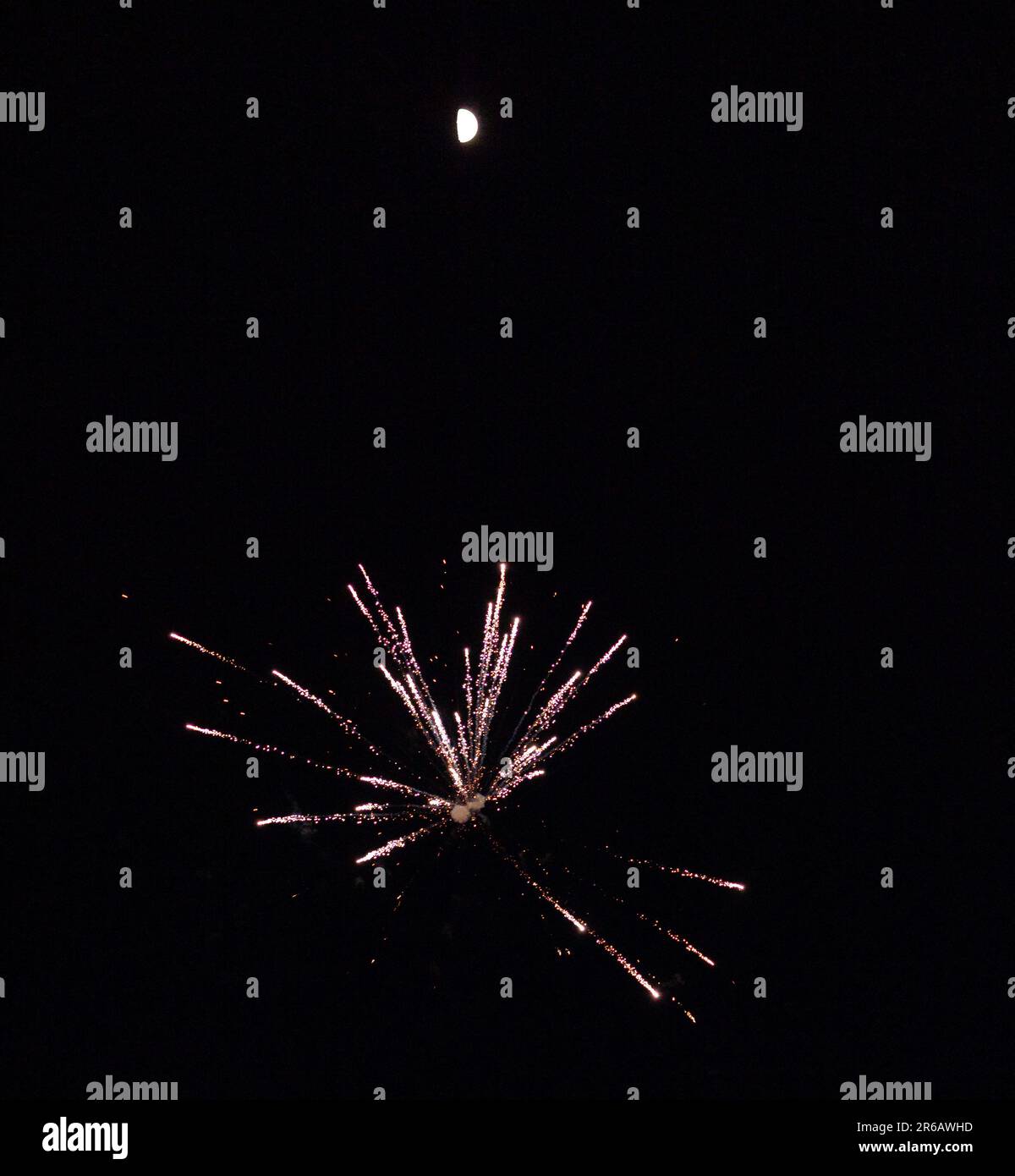 Petits feux d'artifice la nuit contre le ciel nocturne noir avec demi ...