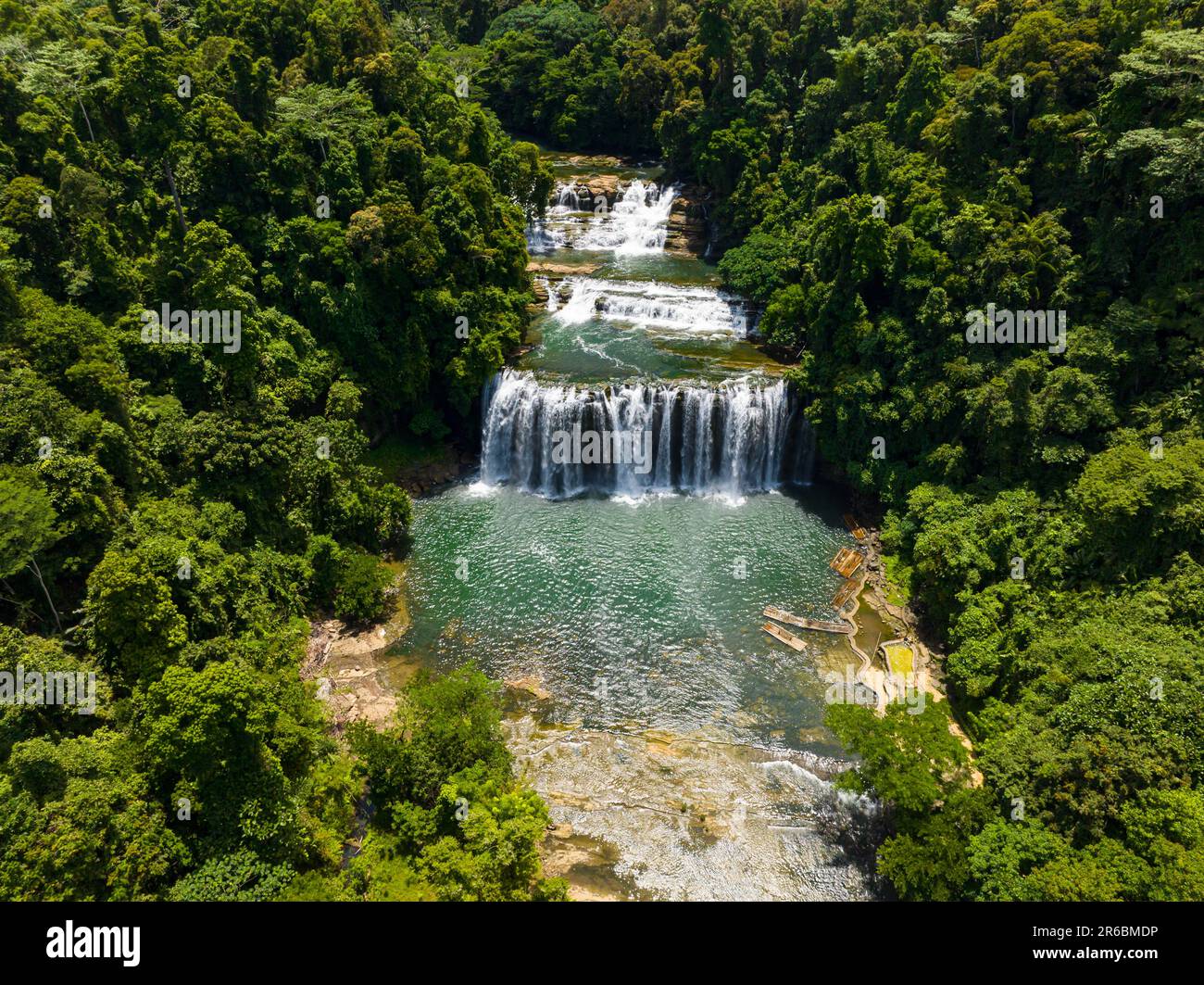 Une superbe visite aérienne de la plus grande cascade des Philippines ...