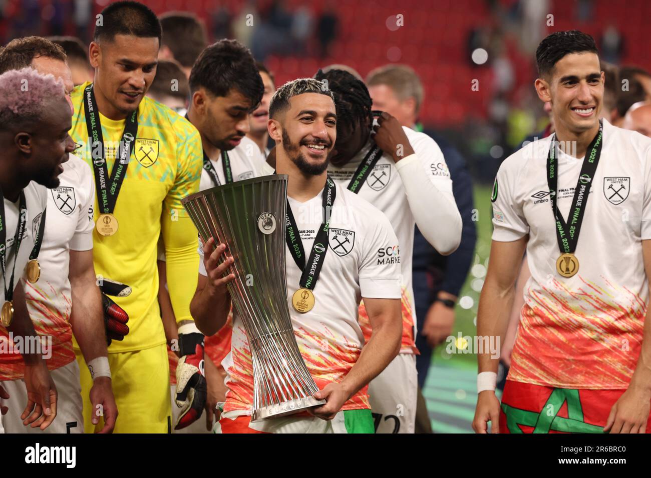 Uefa europa conference league trophy Banque de photographies et d ...