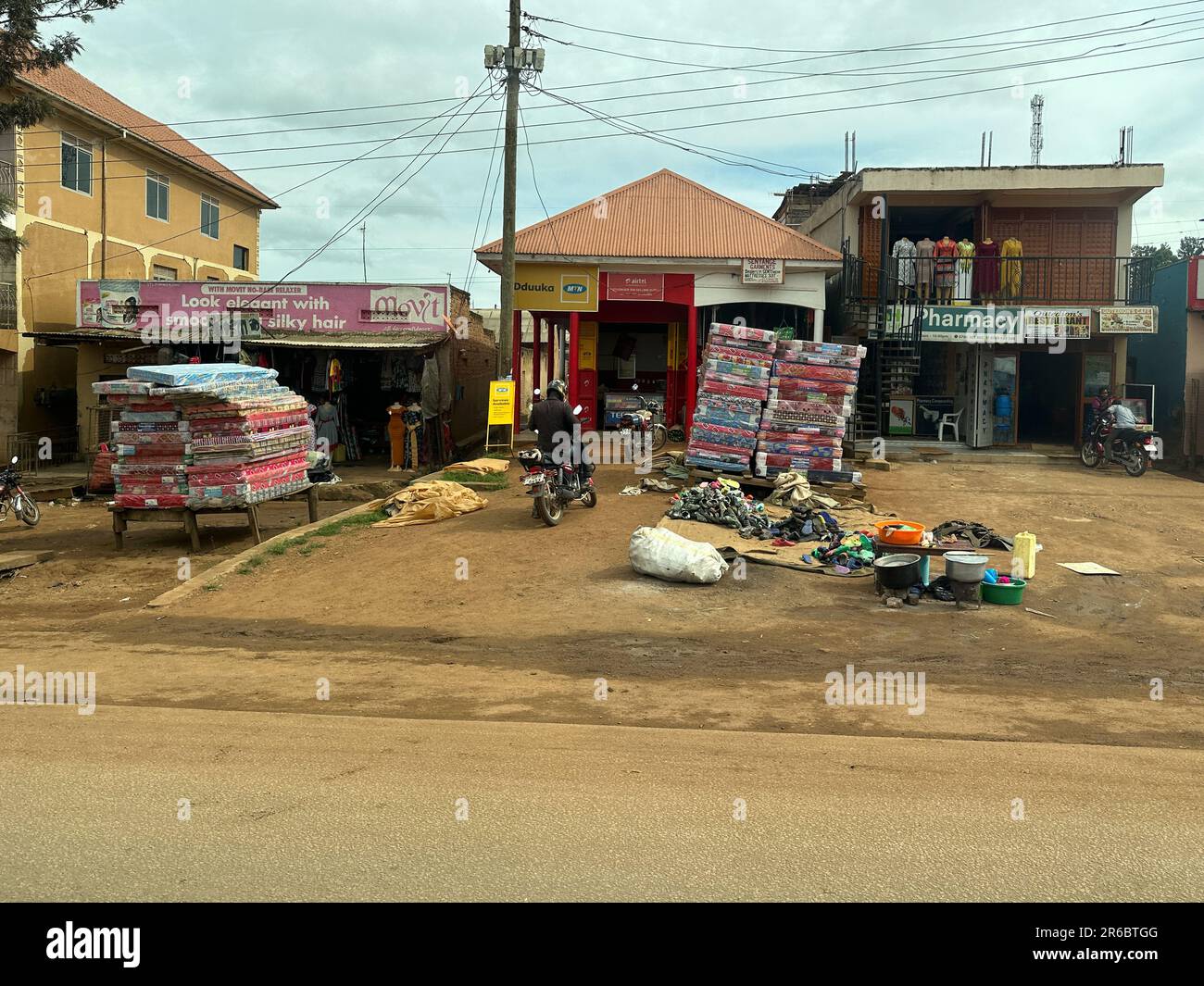 Ouganda, Afrique - 25 mars 2023: Marché typique de bord de route, avec ...
