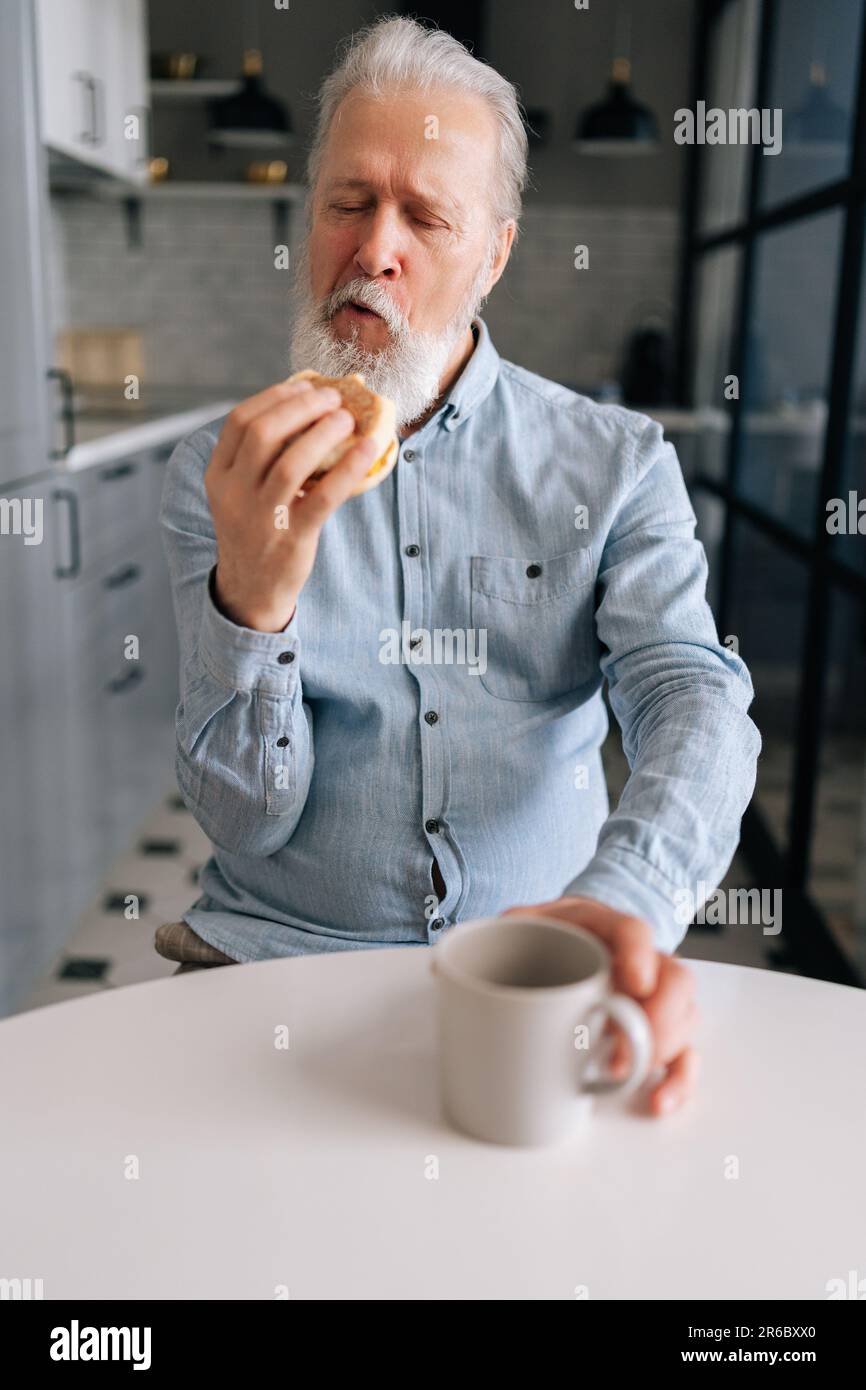 Portrait vertical d'un homme heureux aux cheveux gris et vieux qui ...