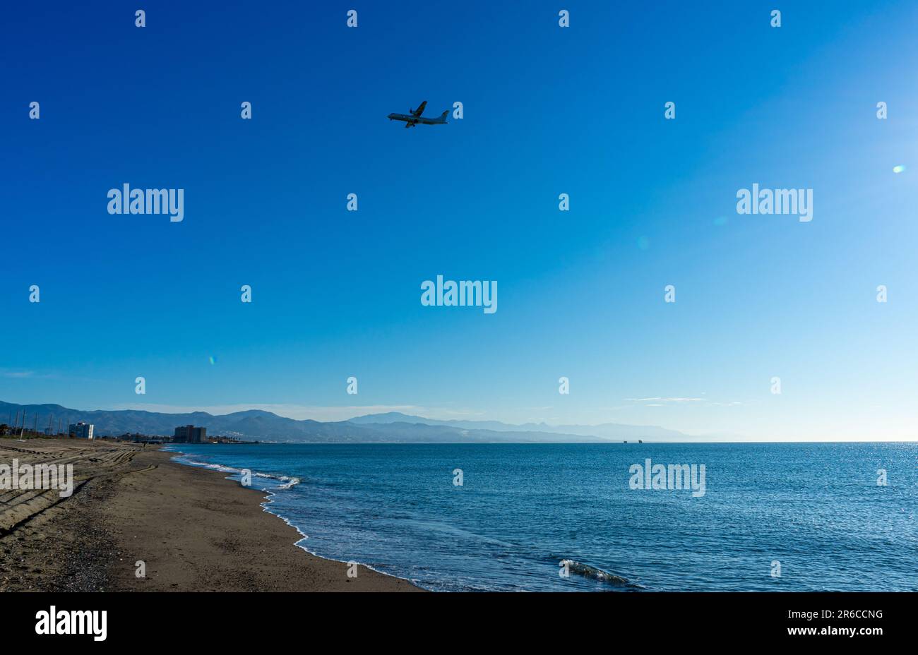 MALAGA, ESPAGNE - 25 MARS 2023 : atterrissage en avion au lever du ...