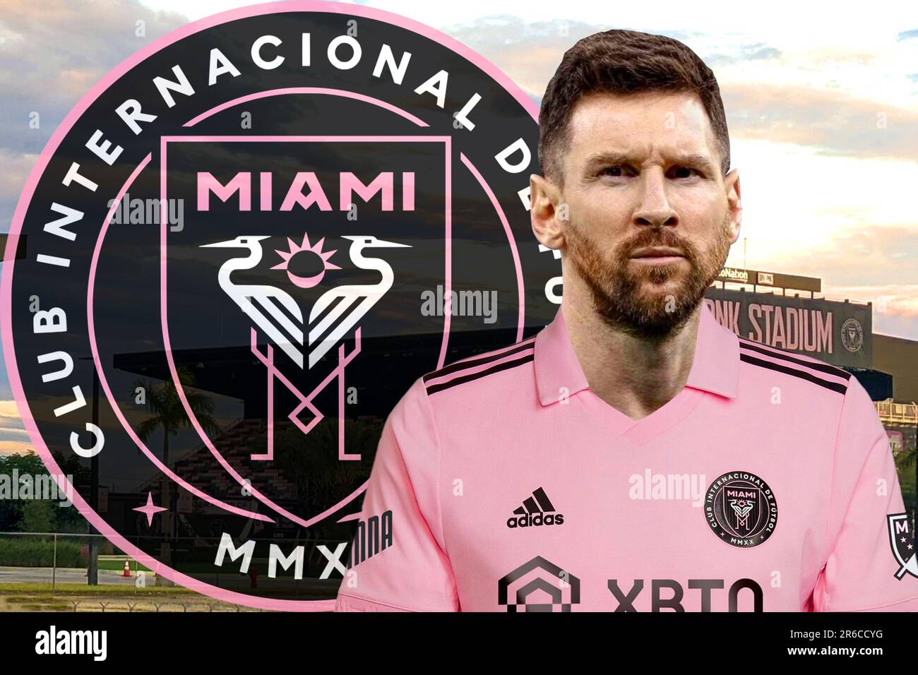 Lionel Messi avec le maillot Inter Miami, le bouclier de l'équipe et le ...