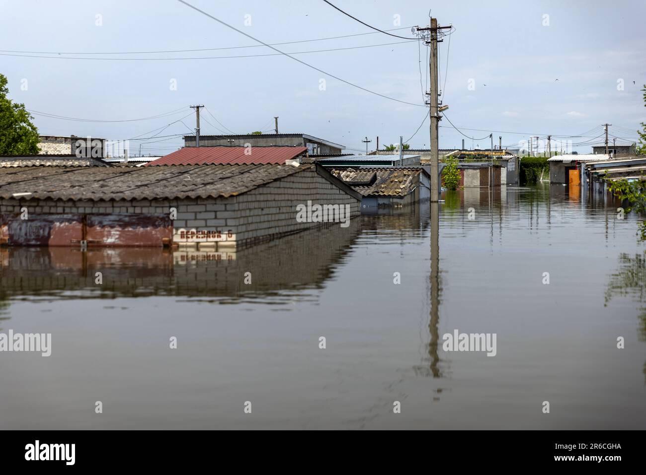 Kherson, Ukraine. 8th juin 2023. Les eaux de crue ont presque atteint ...